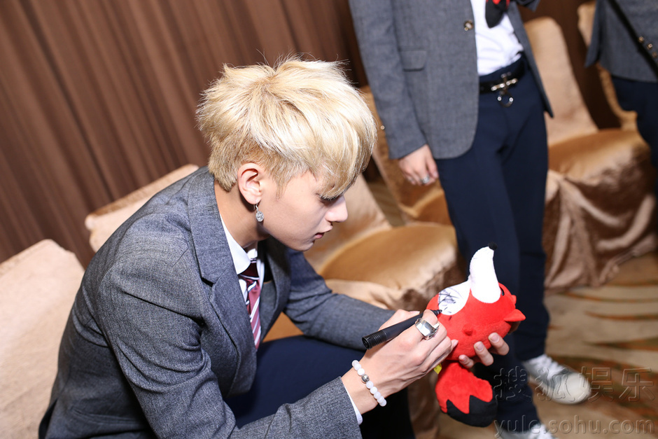 [8 Foto] 131018|| EXO-M per Sohu TV. | Lullaby Luhan